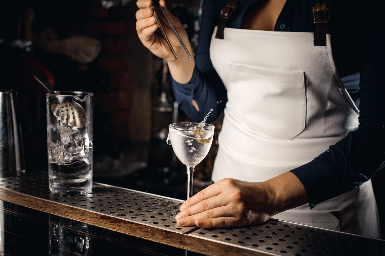 Pouring Gin | BAR NEWS