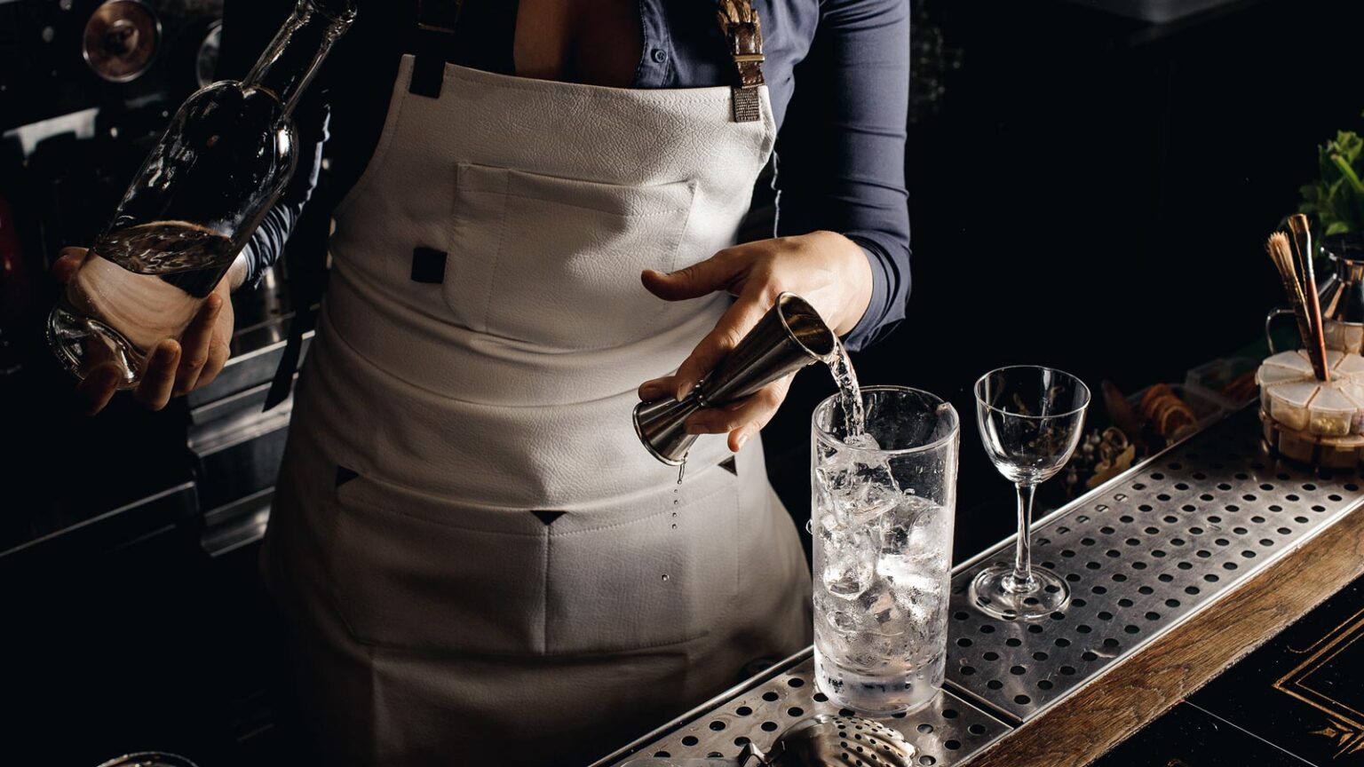 Pouring Gin | BAR NEWS
